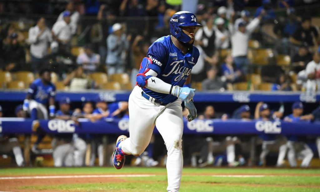 Licey hace historia frente a las Águilas con cuarta victoria en línea ...
